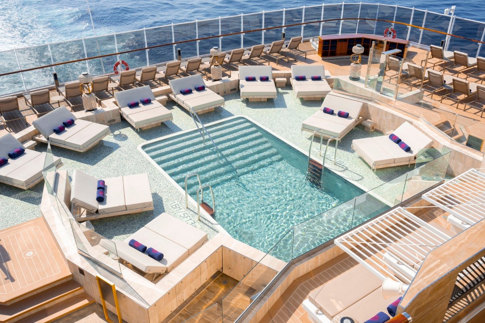 Bars & Lounges | Cruise Amenities