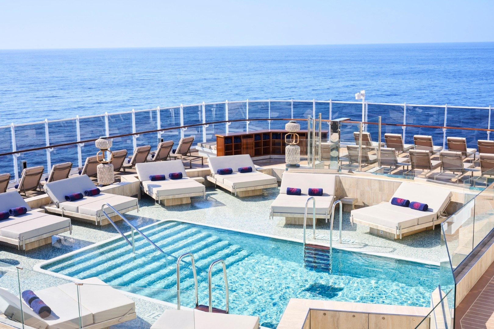 Bars & Lounges | Cruise Amenities