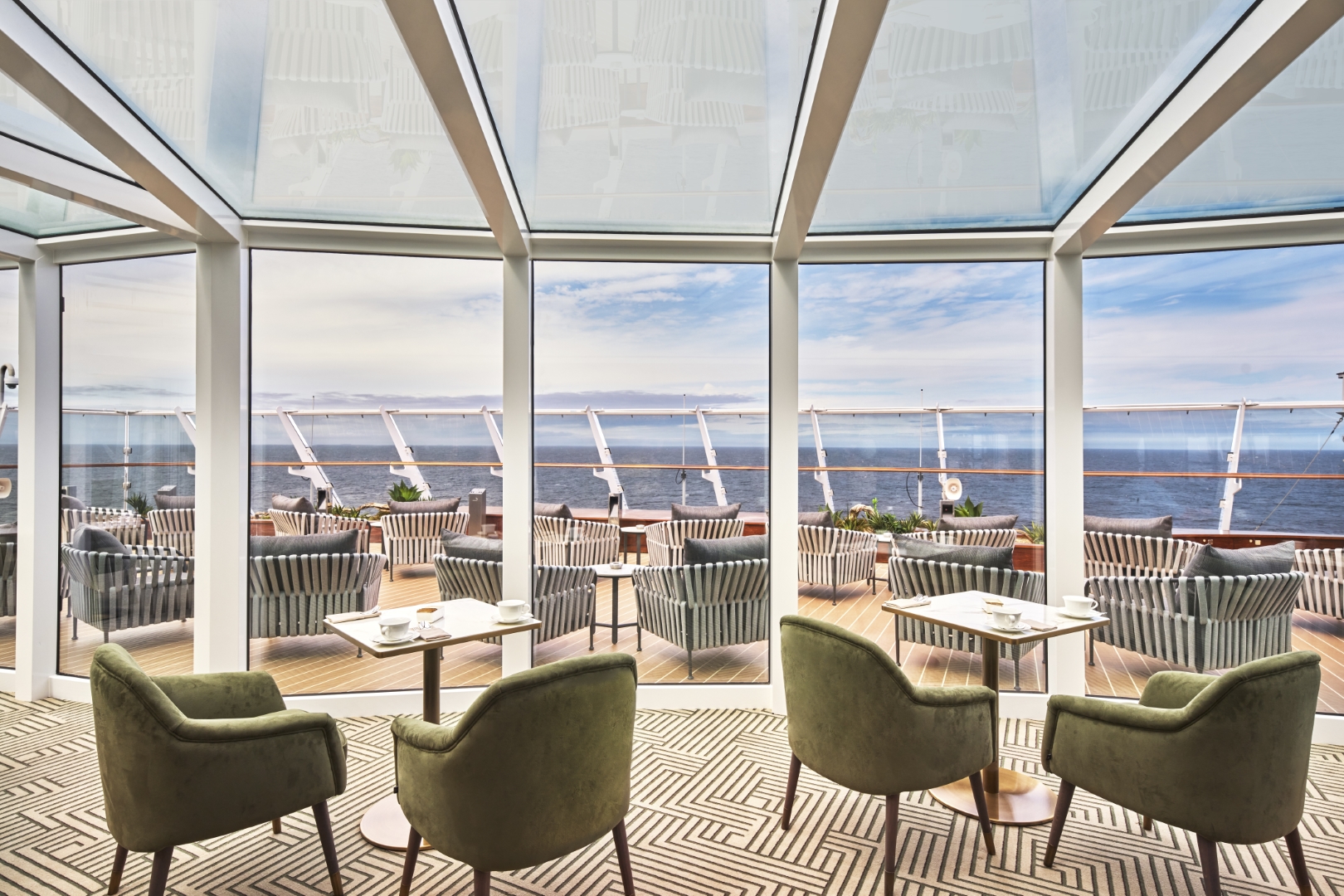 Bars & Lounges | Cruise Amenities